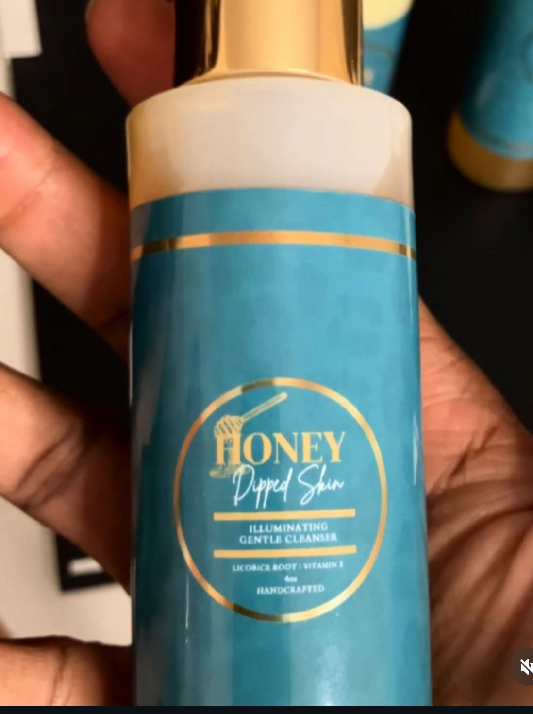 ILLUMINATING GENTLE CLEANSER – HONEY DIPPED SKIN